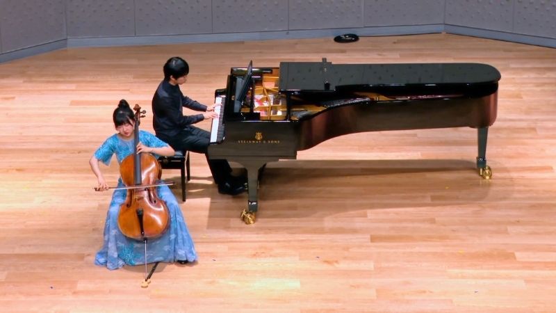 Expressive cellist plays Schumann - Daily Joy